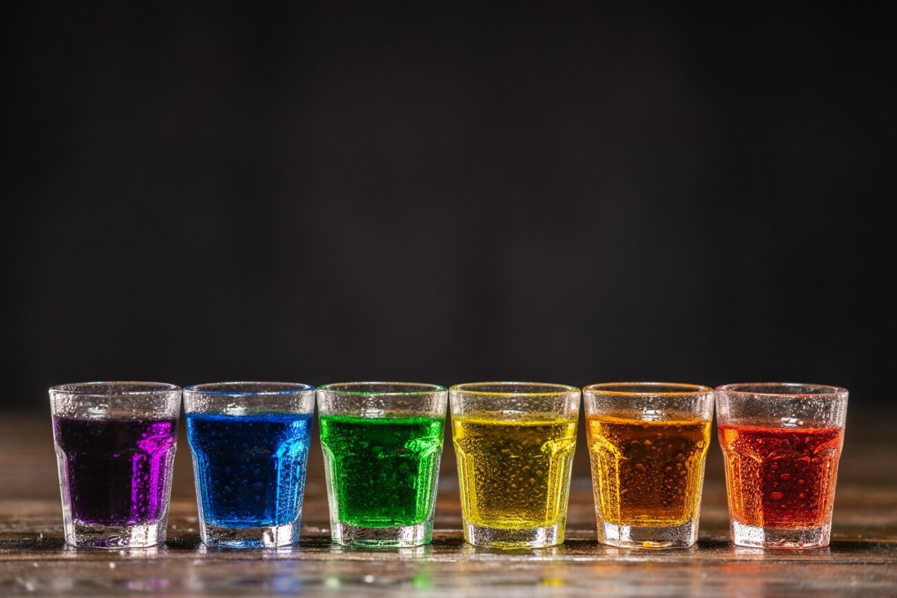 Tęczowe shoty – barwne uzupełnienie imprezy. Sporządź je sam! • Moje Drinki